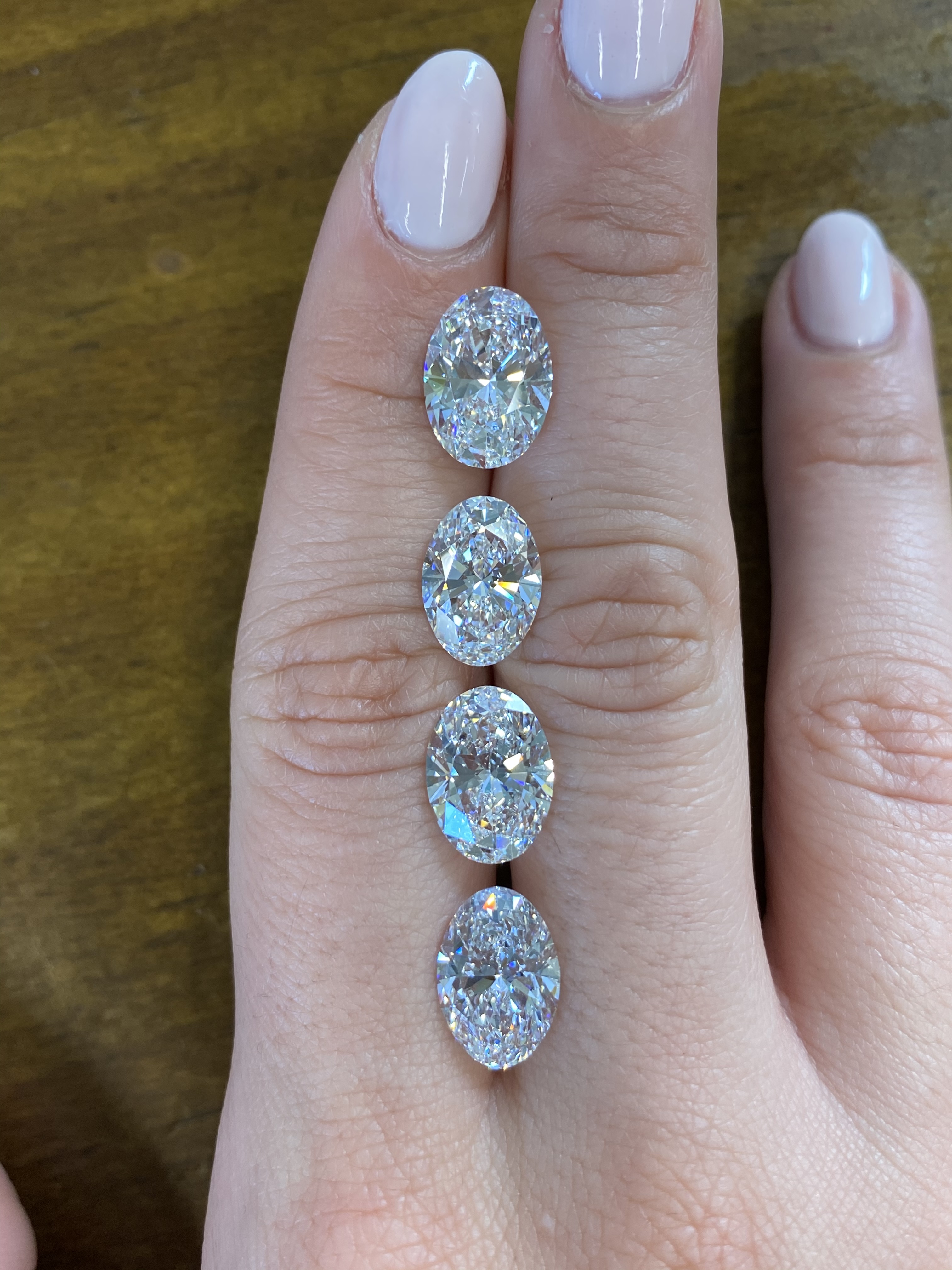 Understanding the Bow Tie Effect in Oval Diamonds – Ken & Dana Design