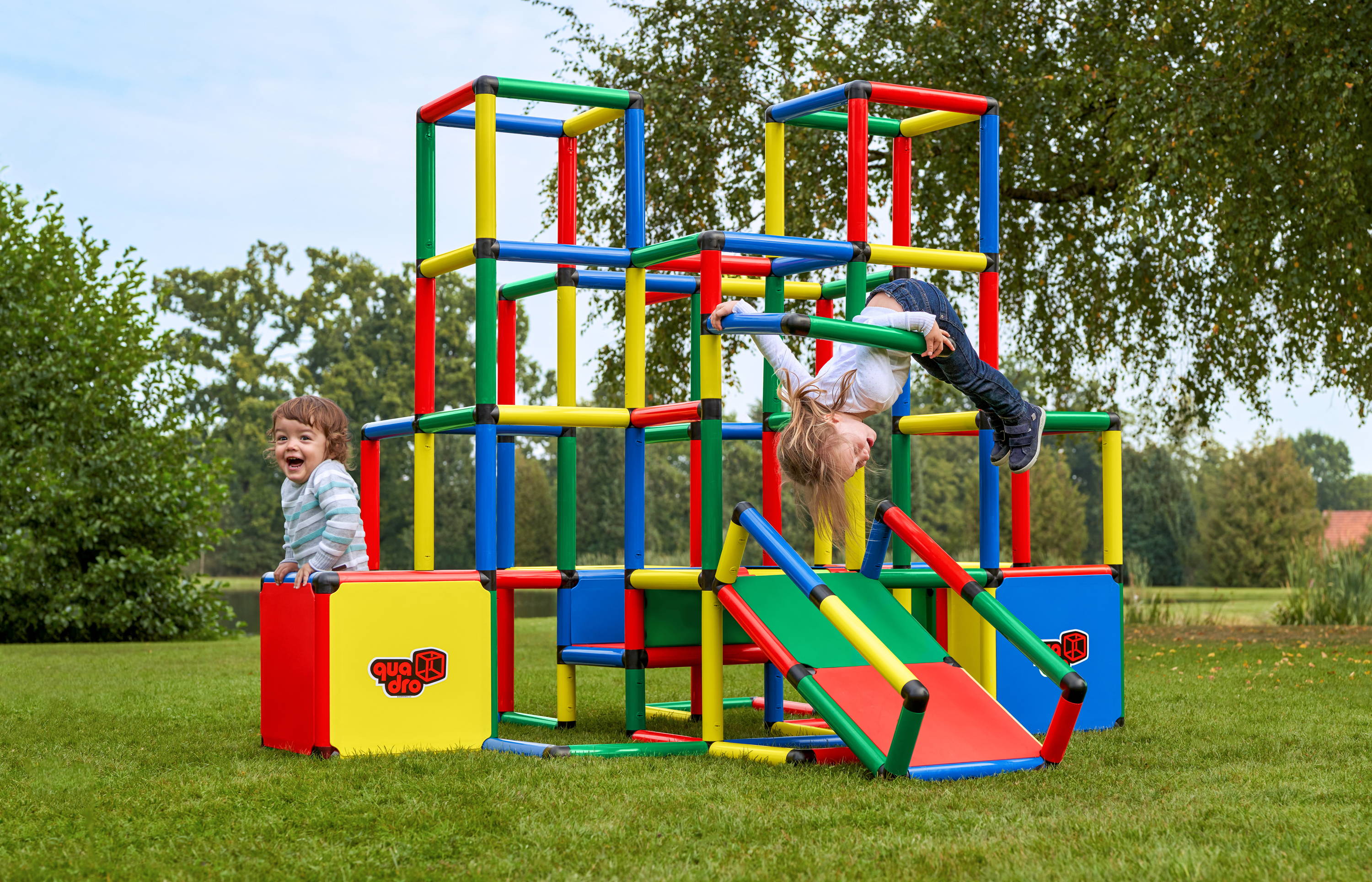 Riesige Pyramide mit Rampe – QUADRO Shop